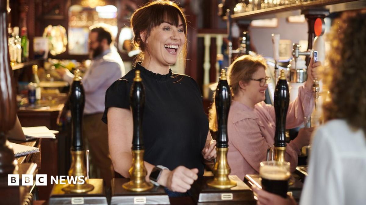 Sunday sunshine helps Coronation pub takings - BBC News