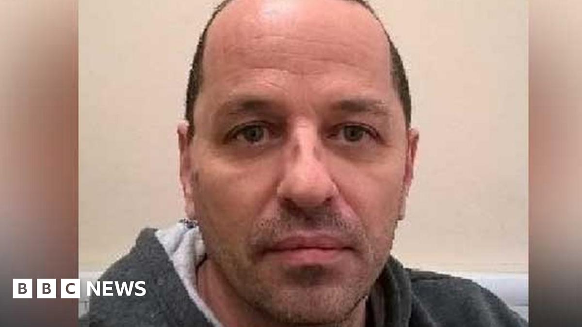 Leah Croucher: Who was murder suspect Neil Maxwell? - BBC News