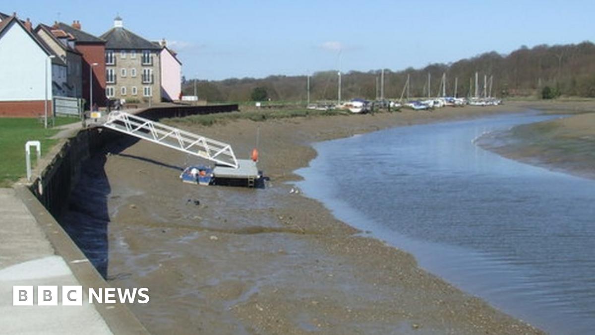 'Human jawbone' found near river at Rowhedge - BBC News