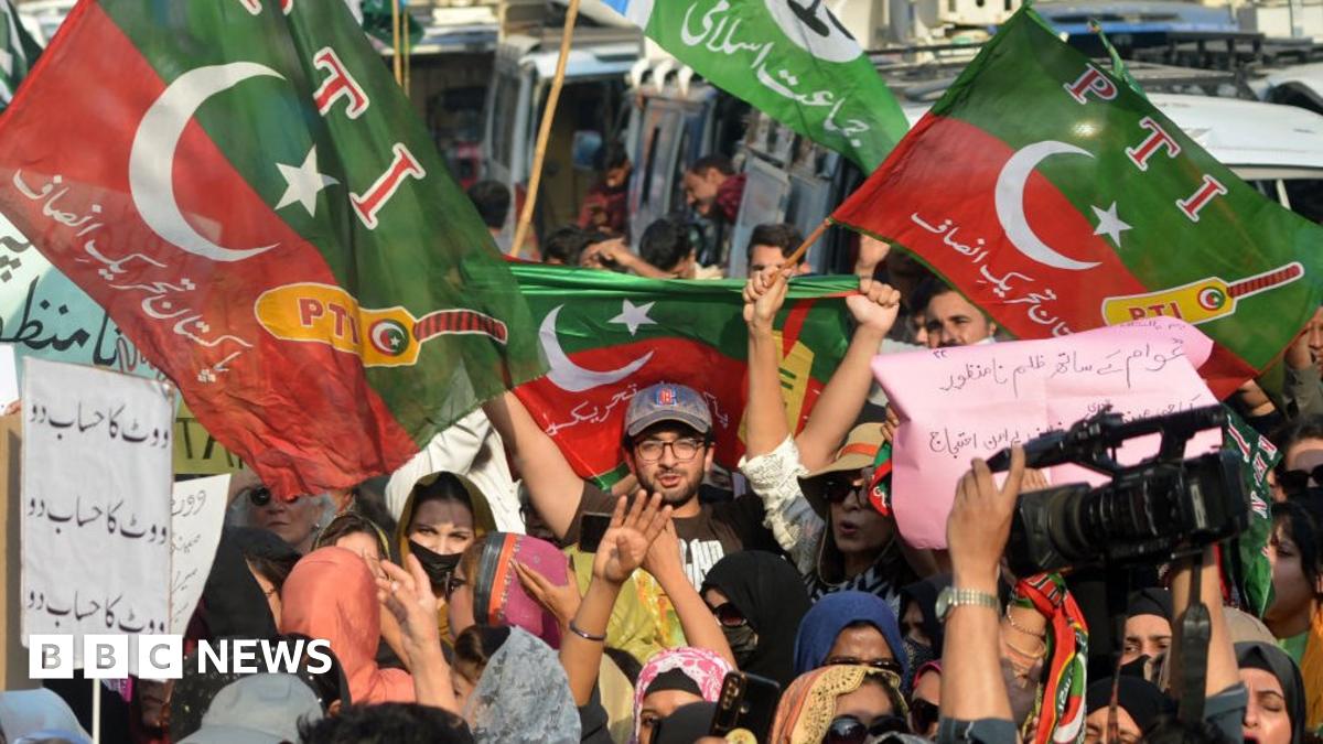Pakistan army urges unity as ex-PMs both declare election win - BBC News