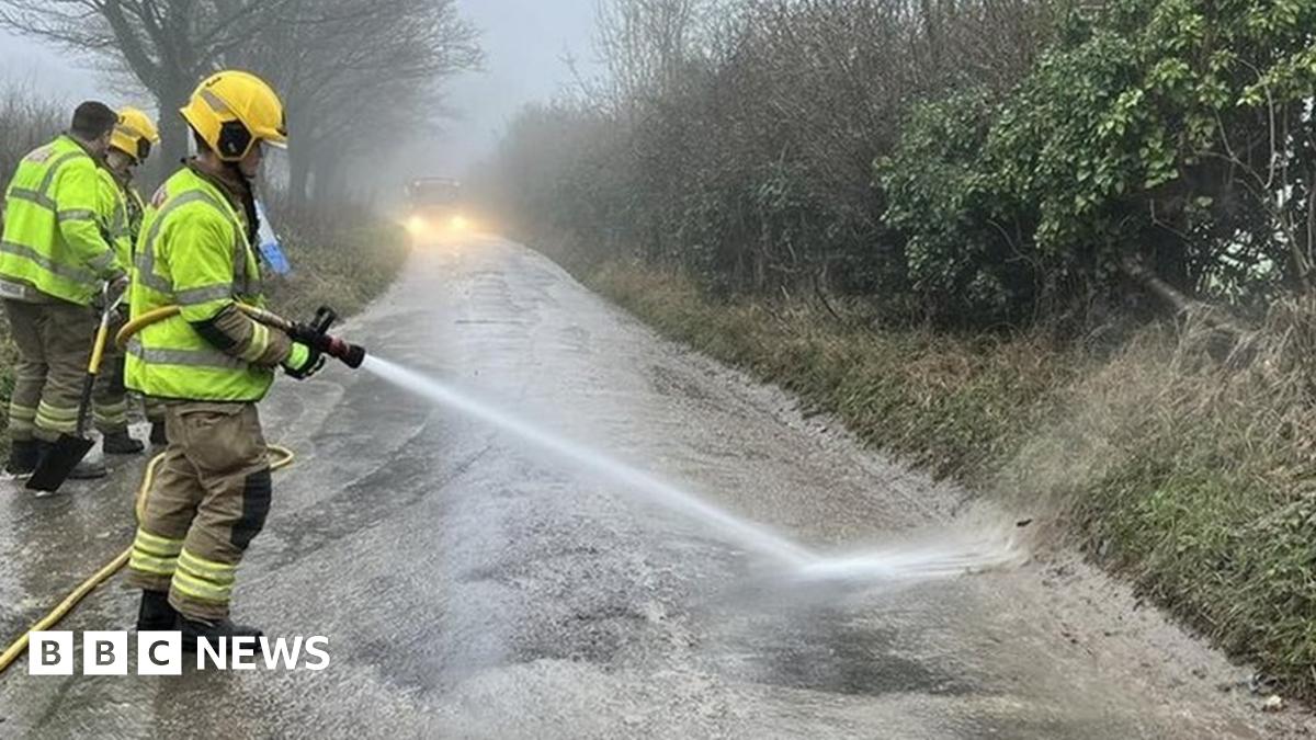 Syrup spill creates sticky problem on road in Dorset - BBC News