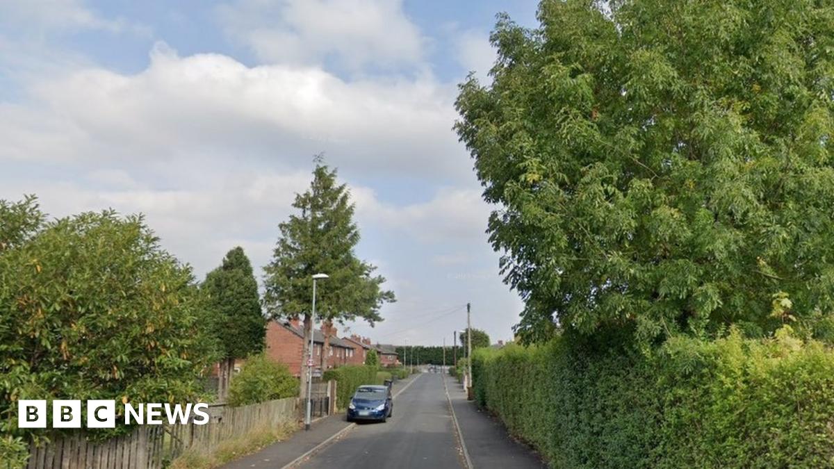 Rothwell: Man dies after being found unconscious - BBC News