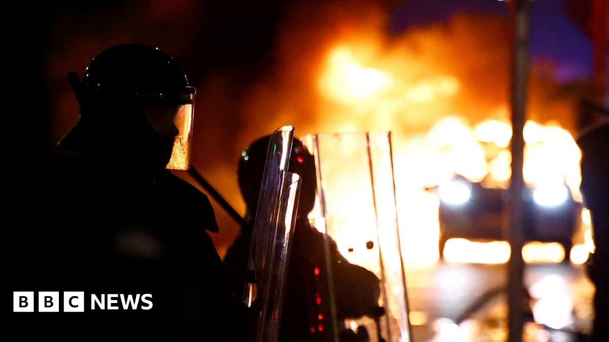 Dublin riot: Irish police chief defended by minister - BBC News