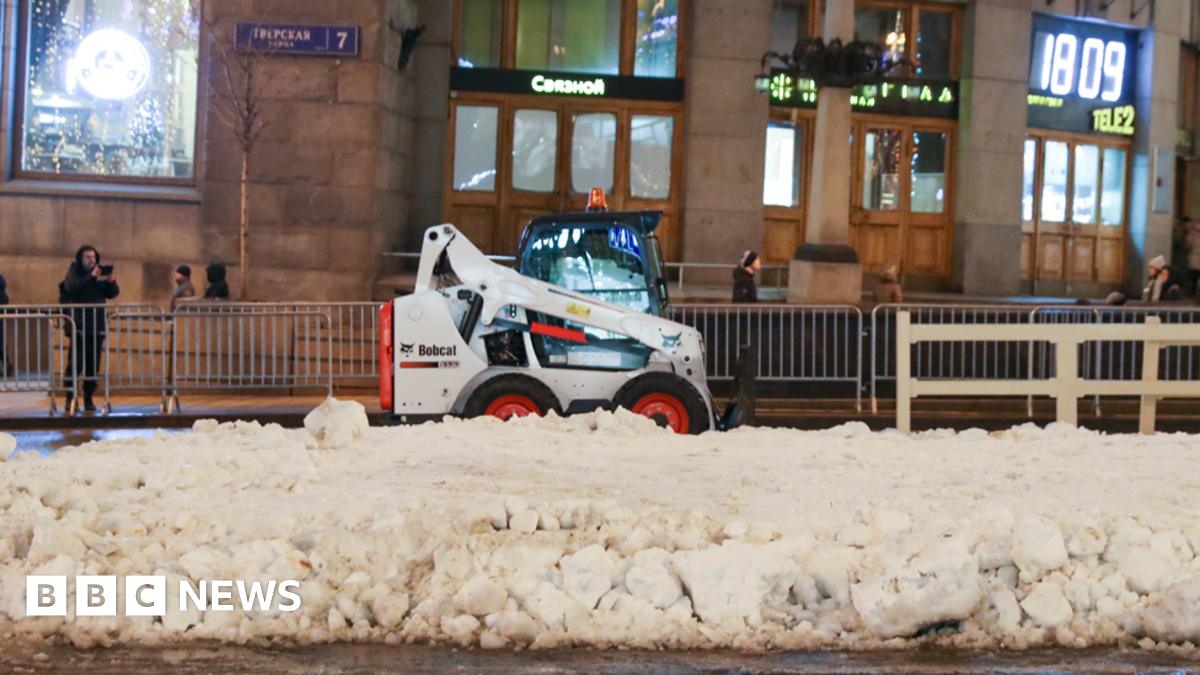 Moscow brings in artificial snow for New Year in mild winter - BBC News