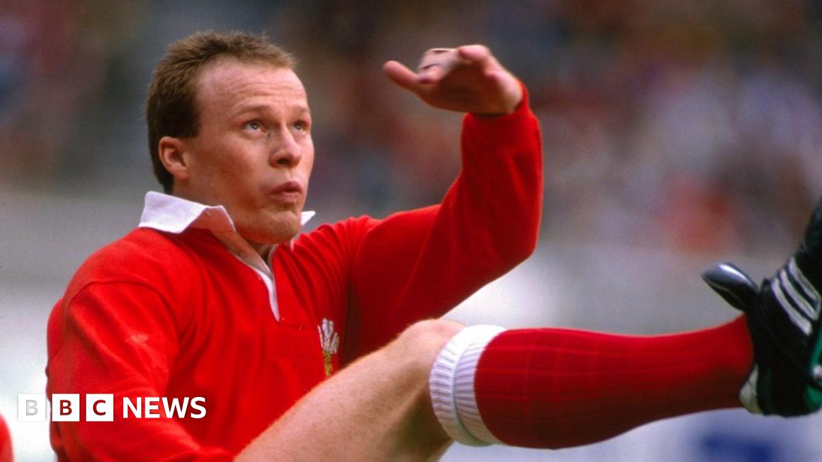 Paul Thorburn donates boots worn for world record kick - BBC News