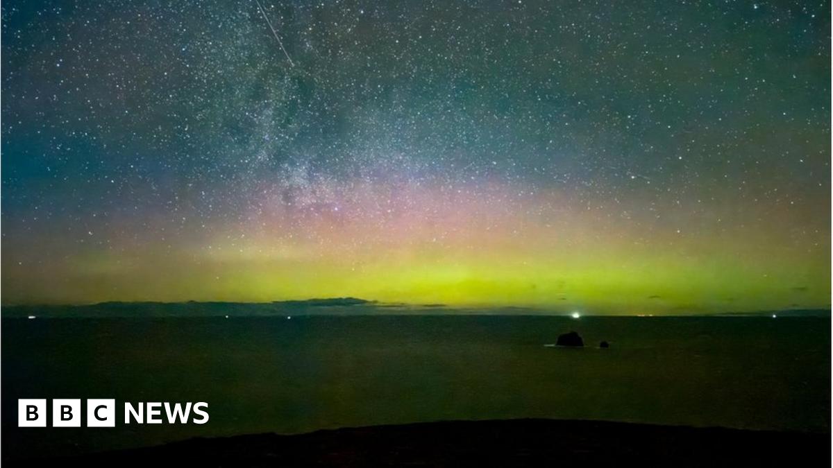 'Spectacular' Northern Lights seen in Cornwall - BBC News