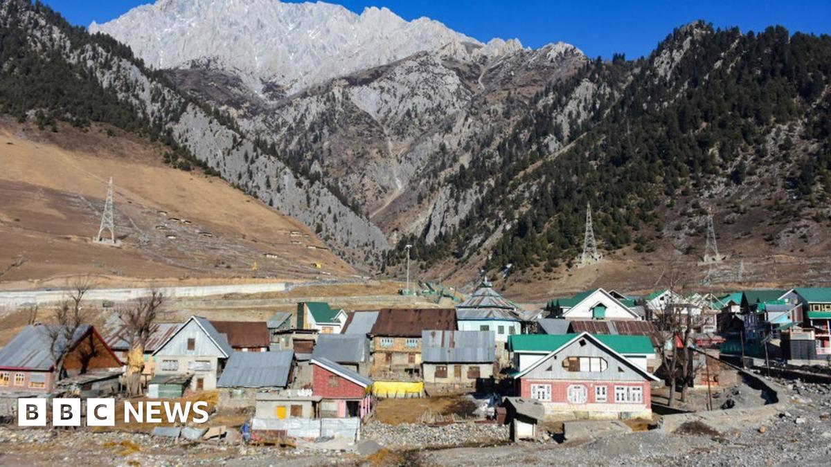 Kashmir's rare snowless winter sets off alarm bells - BBC News