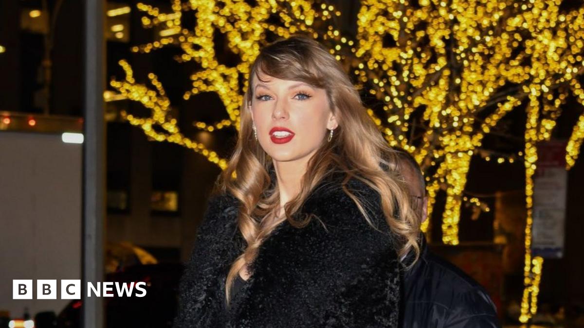 Taylor Swift's Eras tour brings in 'staggering' $1.04bn - BBC News