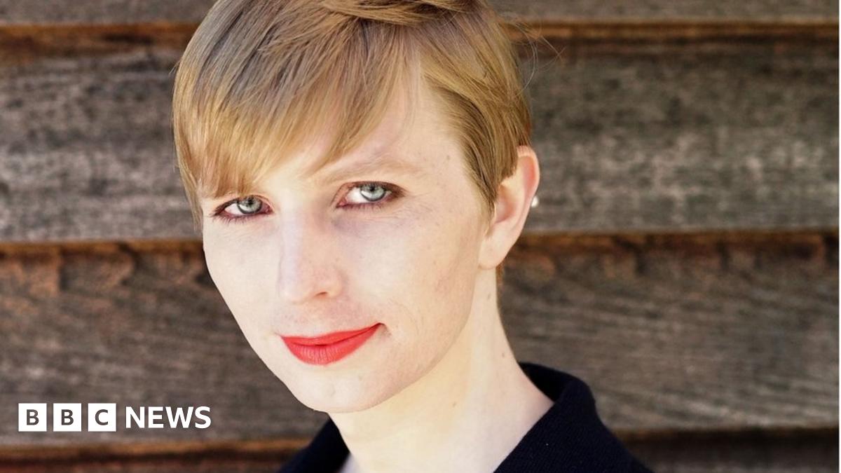 Chelsea Manning releases new photo - BBC News