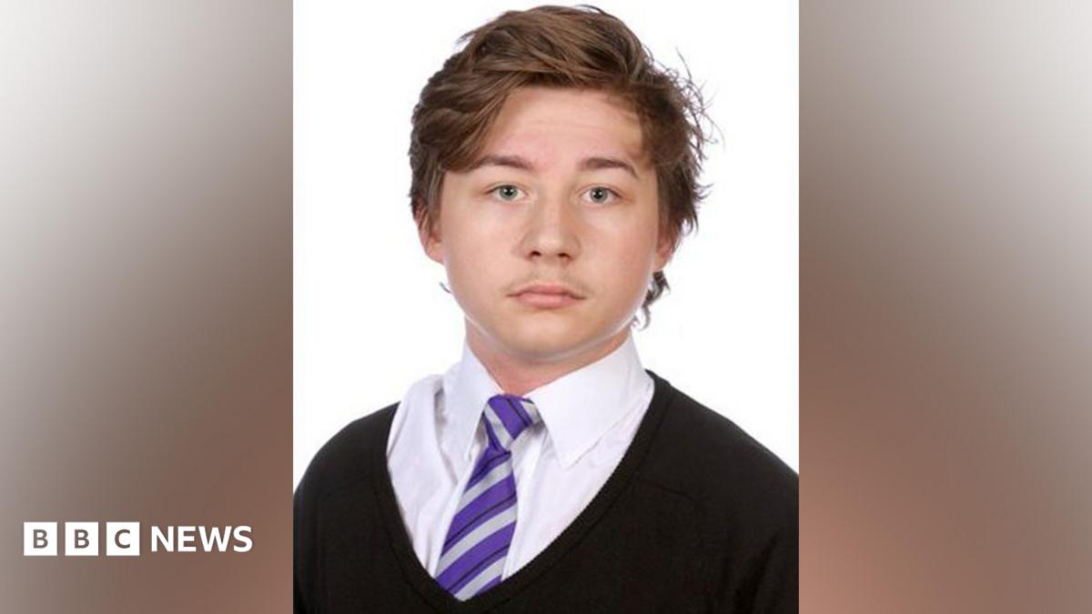 Gainsborough: River search for missing 15-year-old boy - BBC News