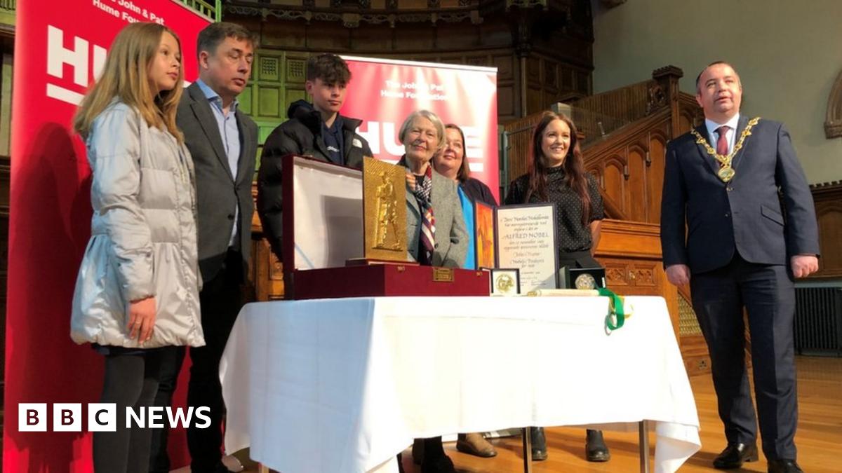 John Hume: Family gift peace awards to 'people of Derry' - BBC News