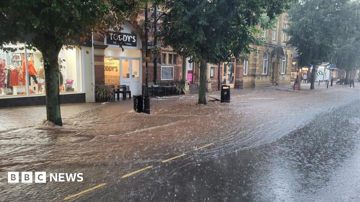 Somerset travel warning as heavy rain causes flooding - BBC News