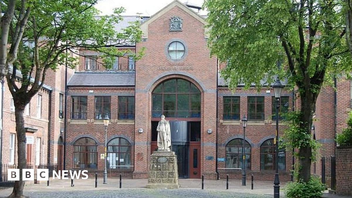 Anthony Pickering trial: Sex assault claims 'lies' says ex-coach - BBC News