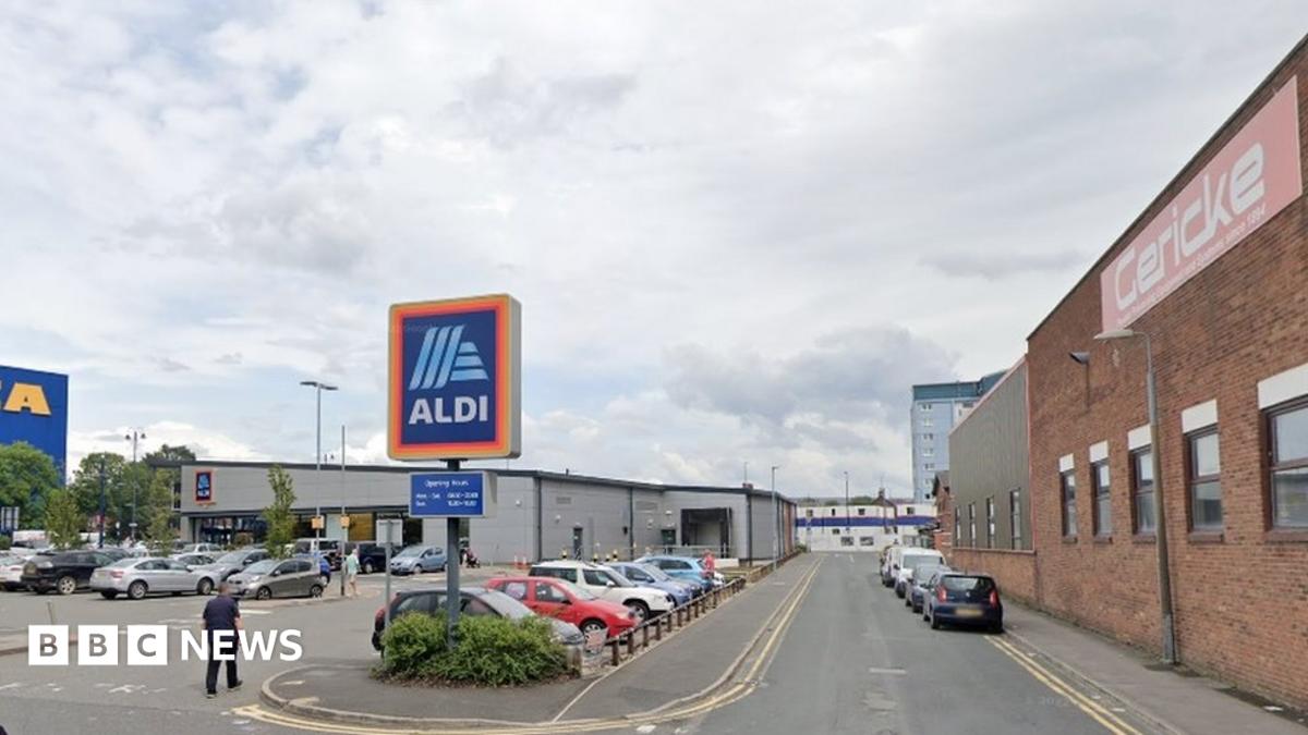 Ashton-under-Lyne stabbing: Man, 18, stabbed in Aldi car park - BBC News