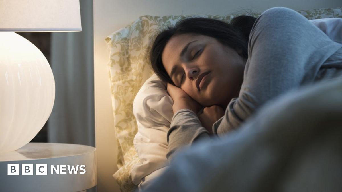 Why you should go to sleep at the same time all week - BBC News