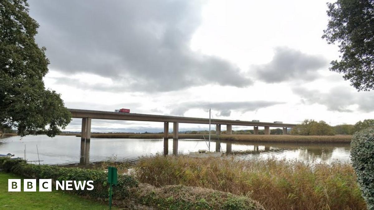 M5 lane near Exeter kept closed for bridge repairs - BBC News