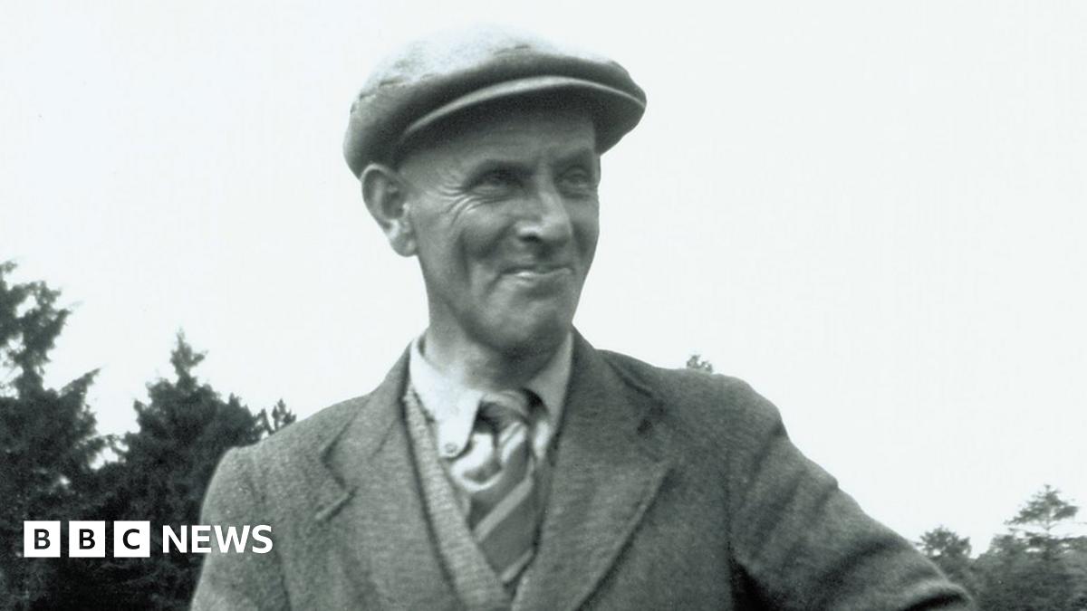 Sutton Hoo: Blue plaque unveiled at home of Basil Brown - BBC News