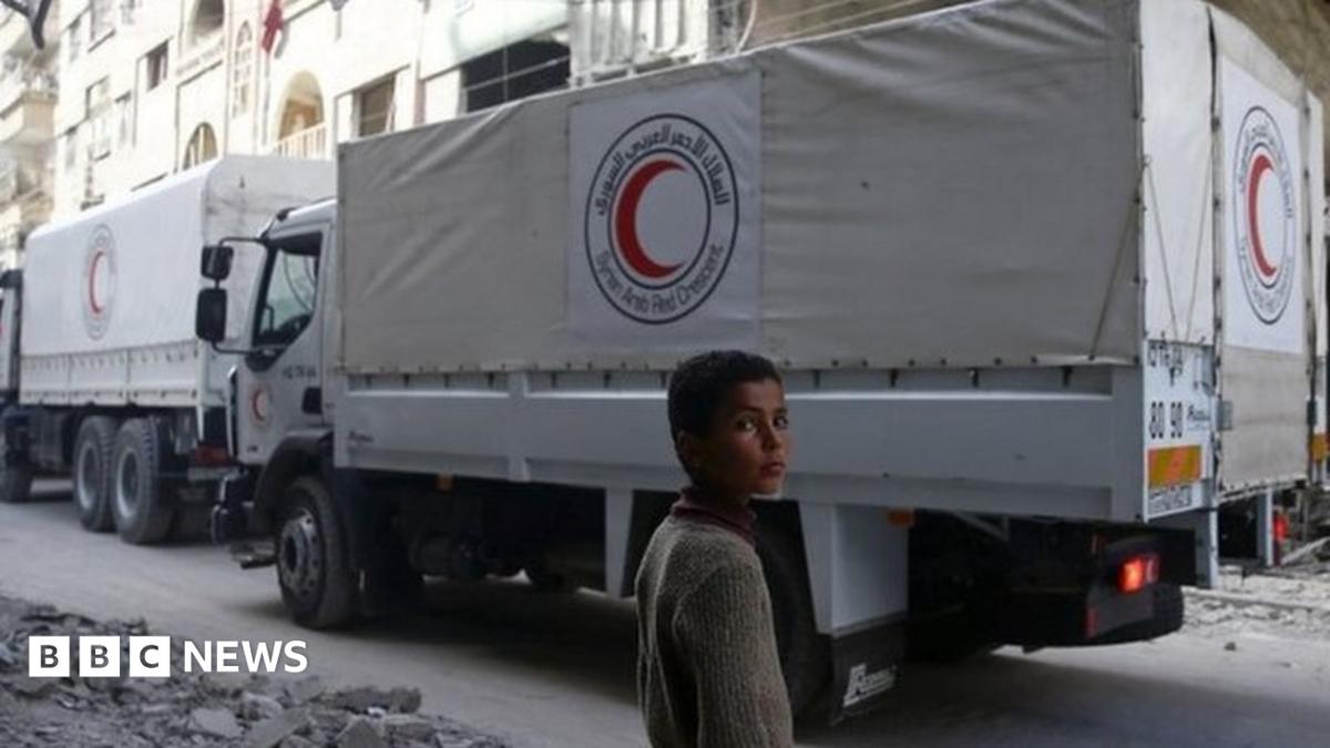 Syria war: Aid convoy leaves Eastern Ghouta amid shelling - BBC News