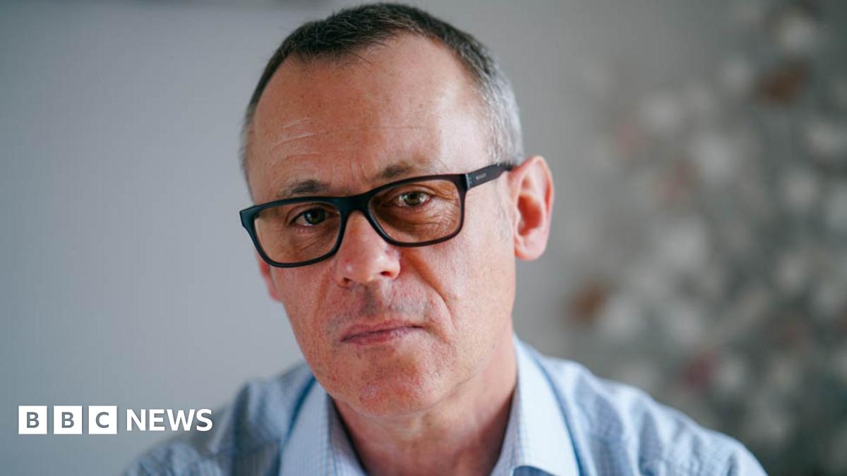 'Why should I stop working just because I have dementia?' - BBC News