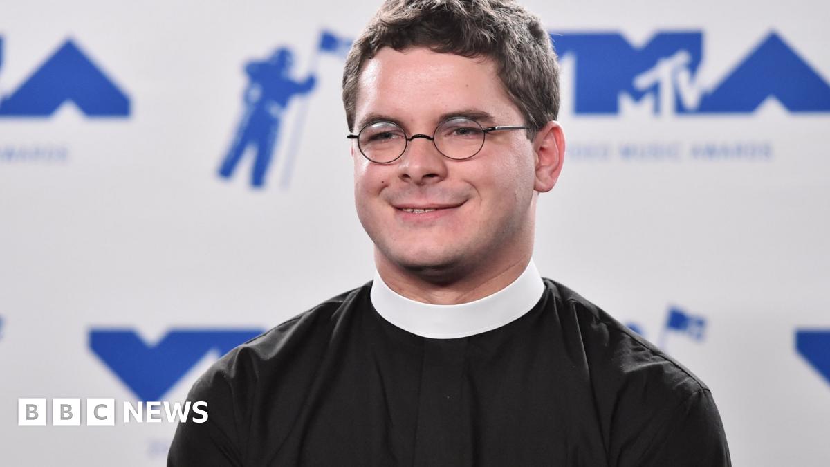 Rev Robert Lee quits church after denouncing racism - BBC News