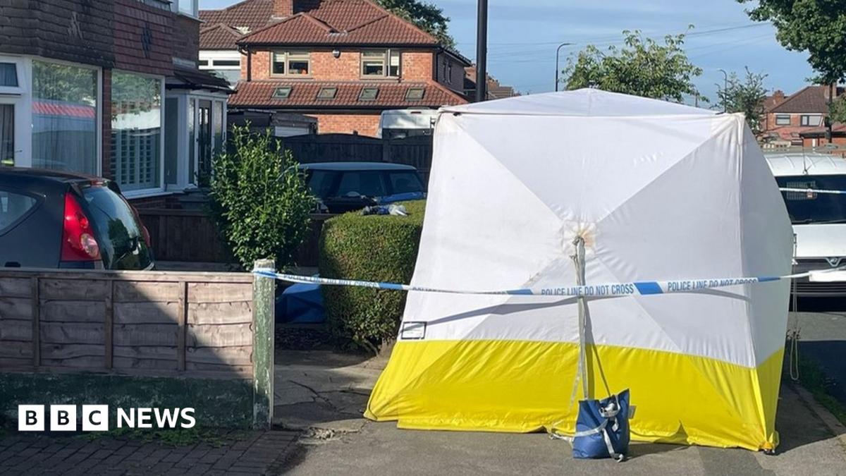 Timperley: Murder arrest after man in his 80s dies - BBC News