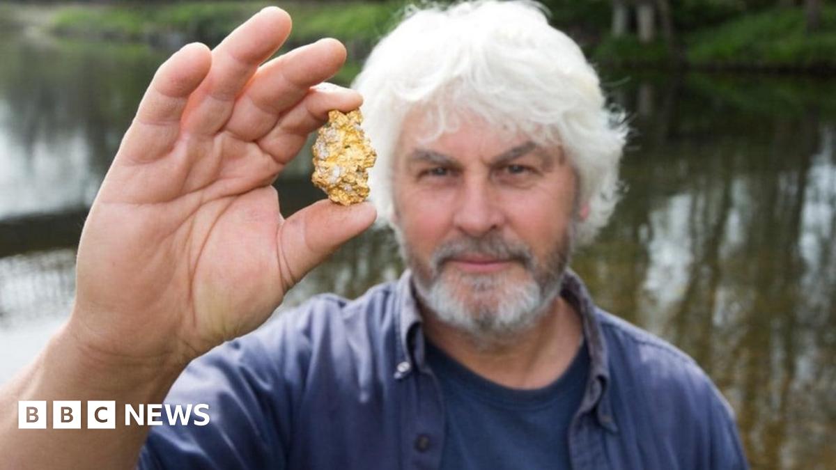 How to prospect for gold in England - BBC News