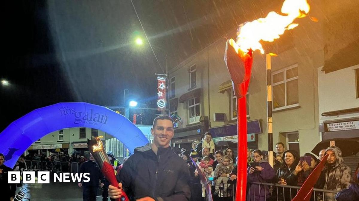 Nos Galan: Wales star George North is mystery runner - BBC News