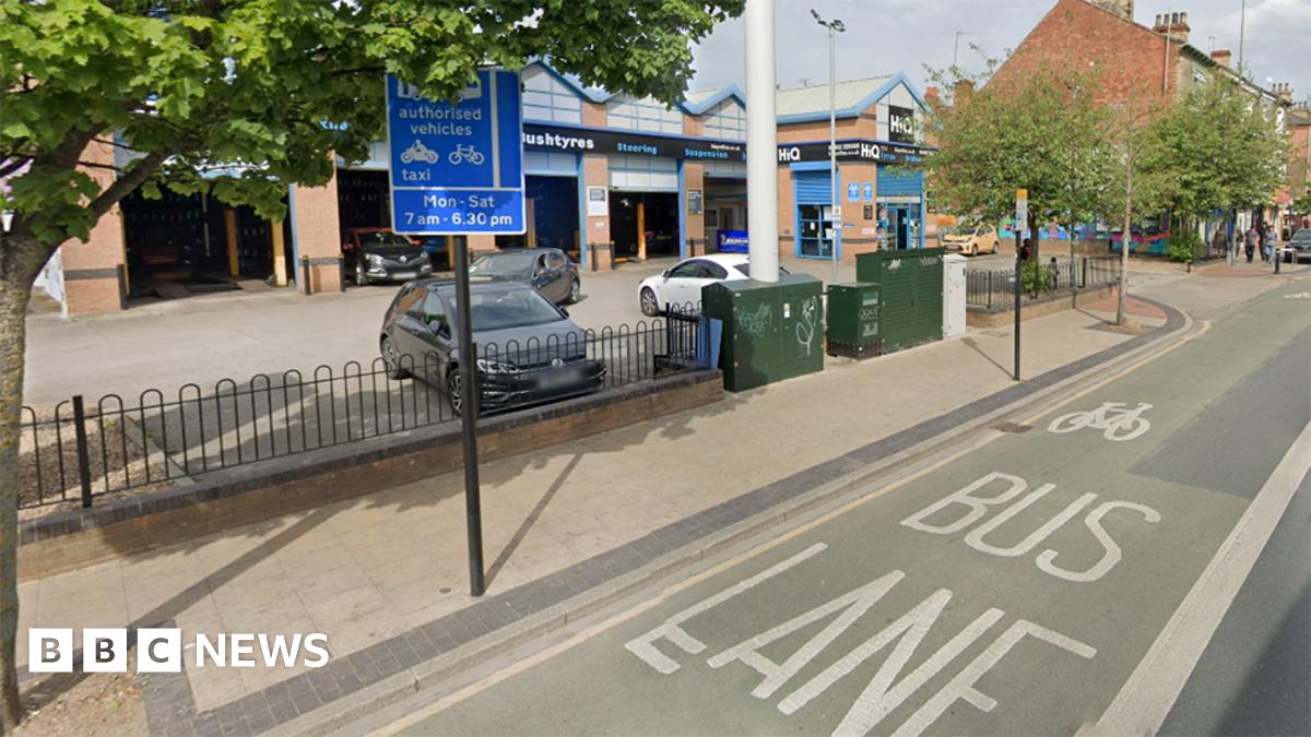 Plans released for peak time only bus lanes in Hull - BBC News