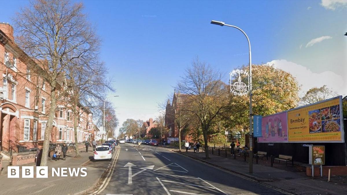 Pedestrian fatally struck by lorry in Leicester - BBC News