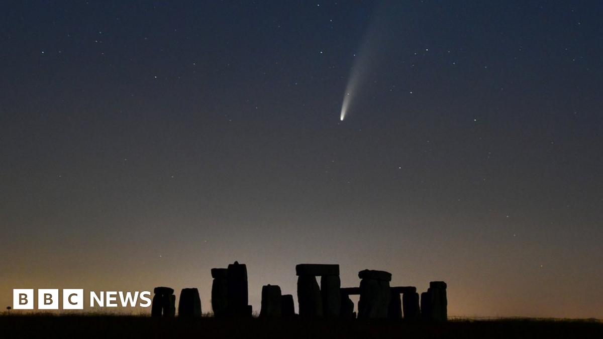 Comet captured streaking across Stonehenge night sky - BBC News