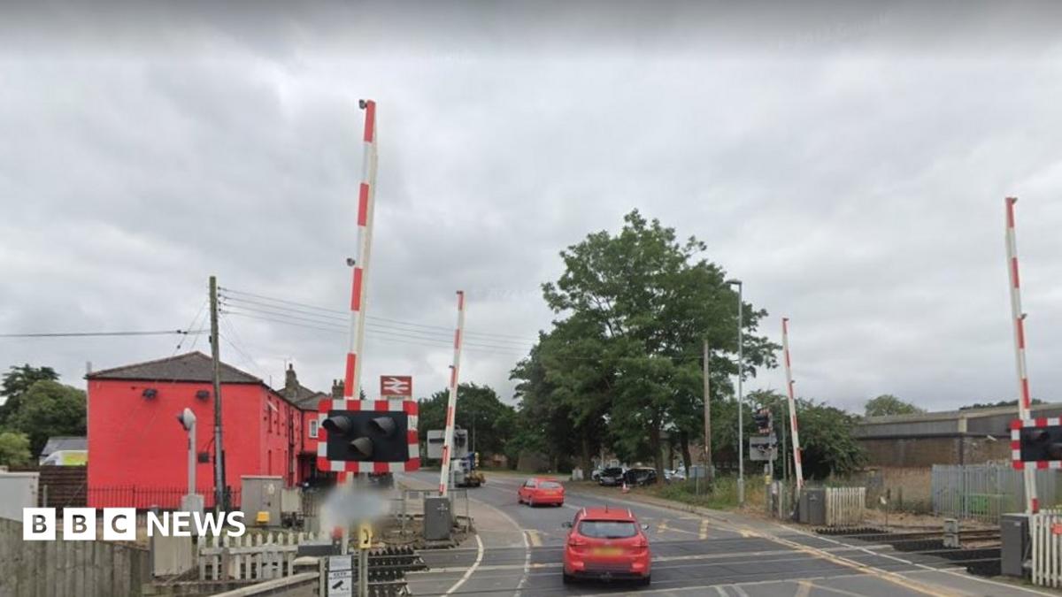 Brandon level crossing causing town gridlock says councillor - BBC News