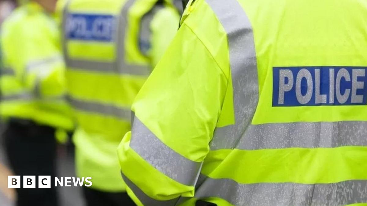 Swindon knife crime: Dozens arrested as police step up patrols - BBC News