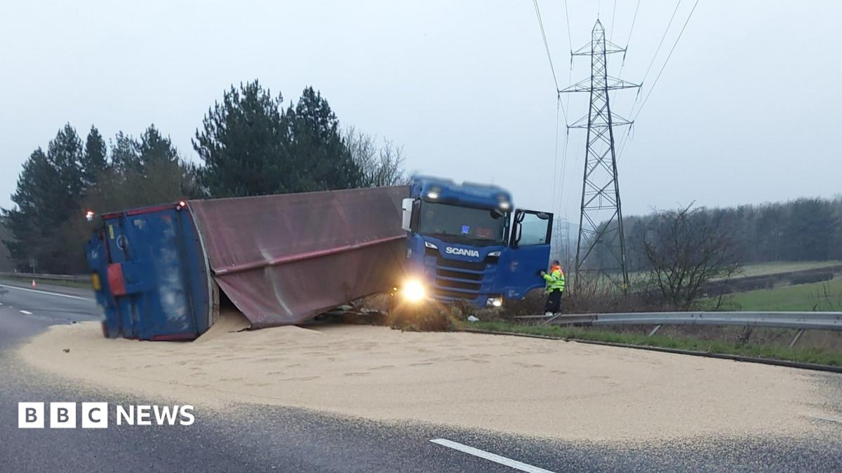 Delays after overturned lorry spills sand and shuts part of M1 - BBC News