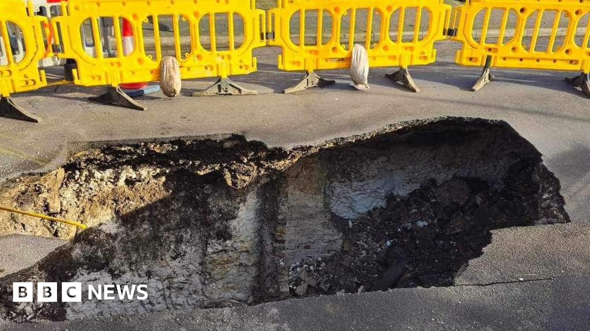 Margate: Burst watermain opens void and closes road - BBC News