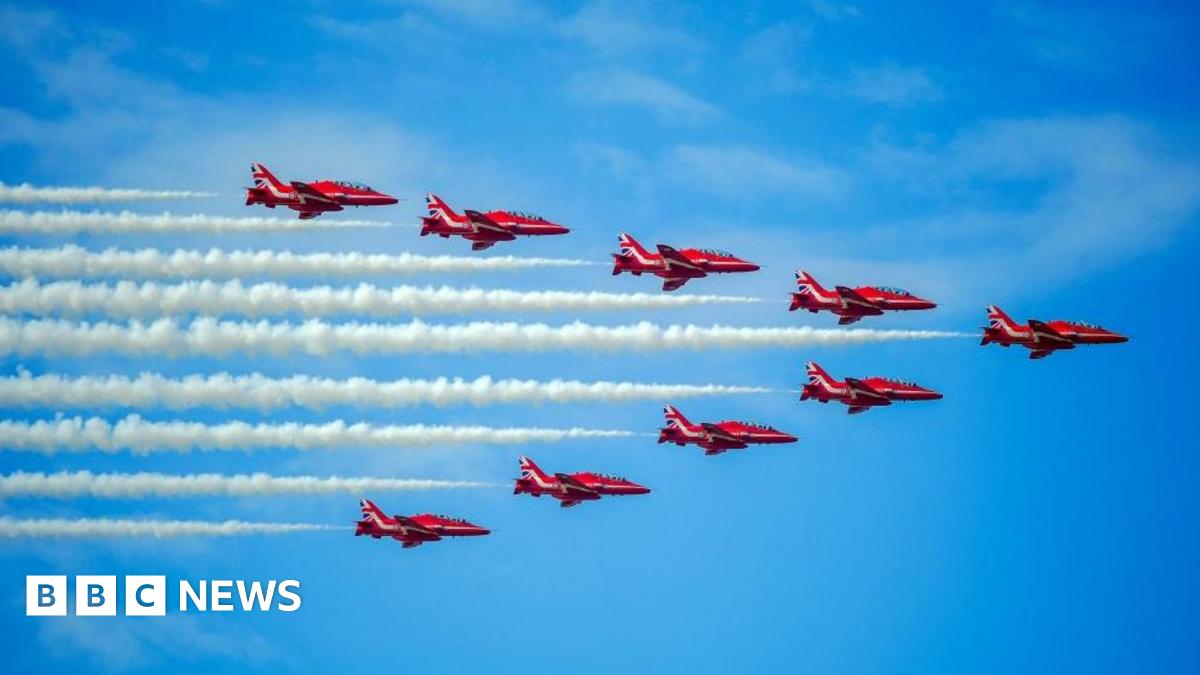 RIAT announces Red Arrows for 'poignant' diamond 2024 show - BBC News