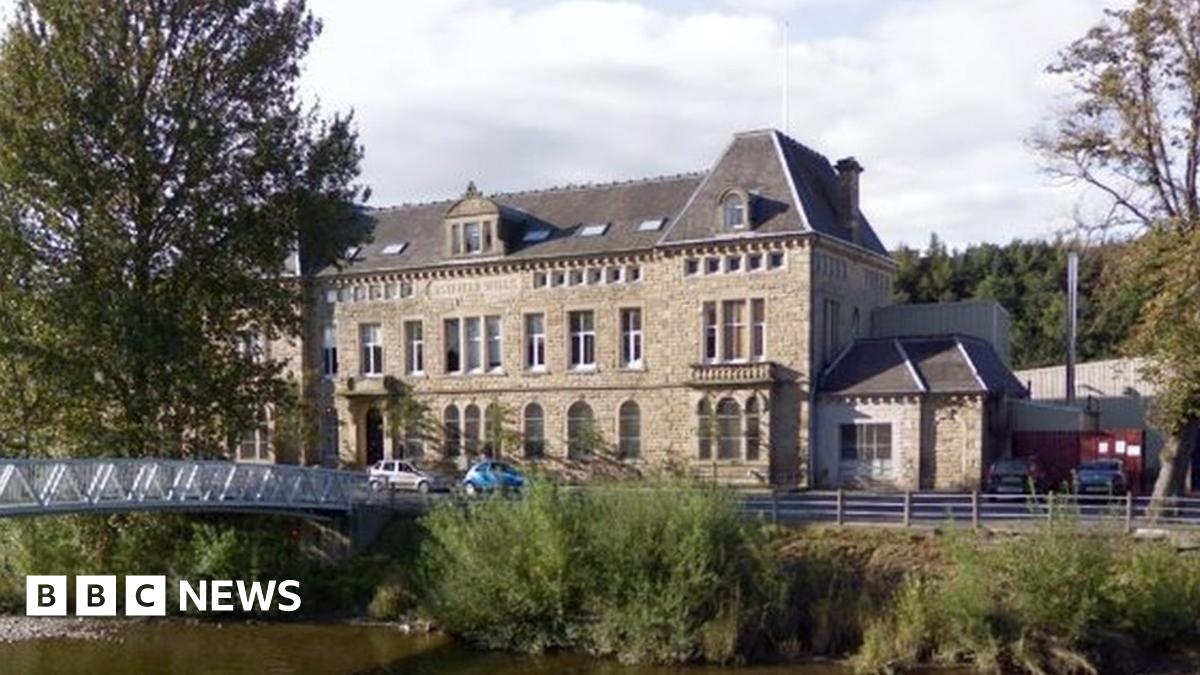 Man charged over break-ins at Johnstons of Elgin in Hawick - BBC News