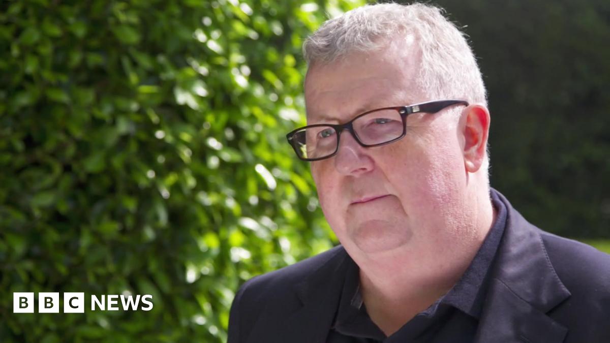 Steve Hewlett wins posthumous Royal Television Society award - BBC News