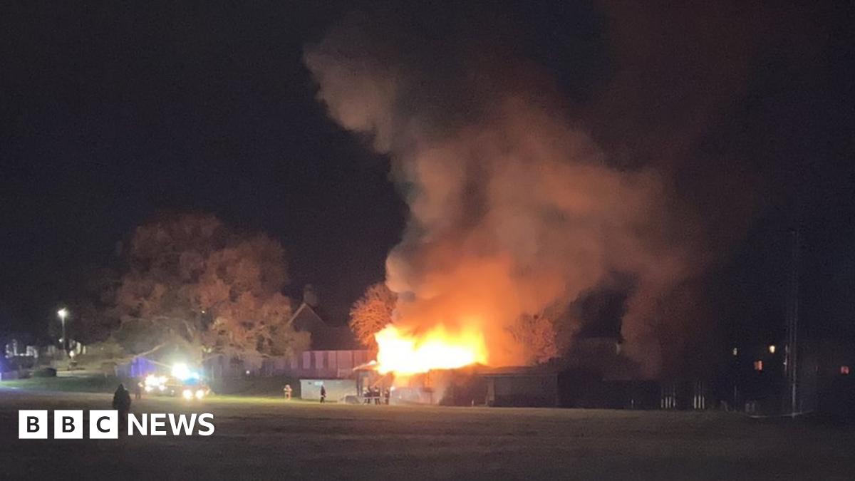 Totnes fire: Crews tackle school portable building blaze - BBC News