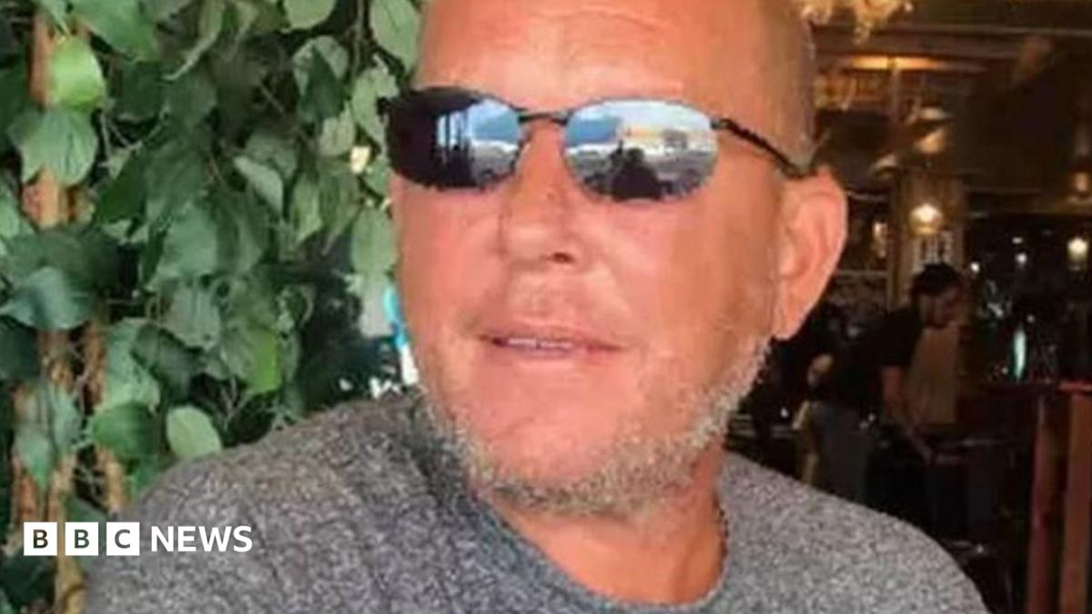 Westcliff-on-Sea crossbow attack: Man admits killing Dave Peck - BBC News