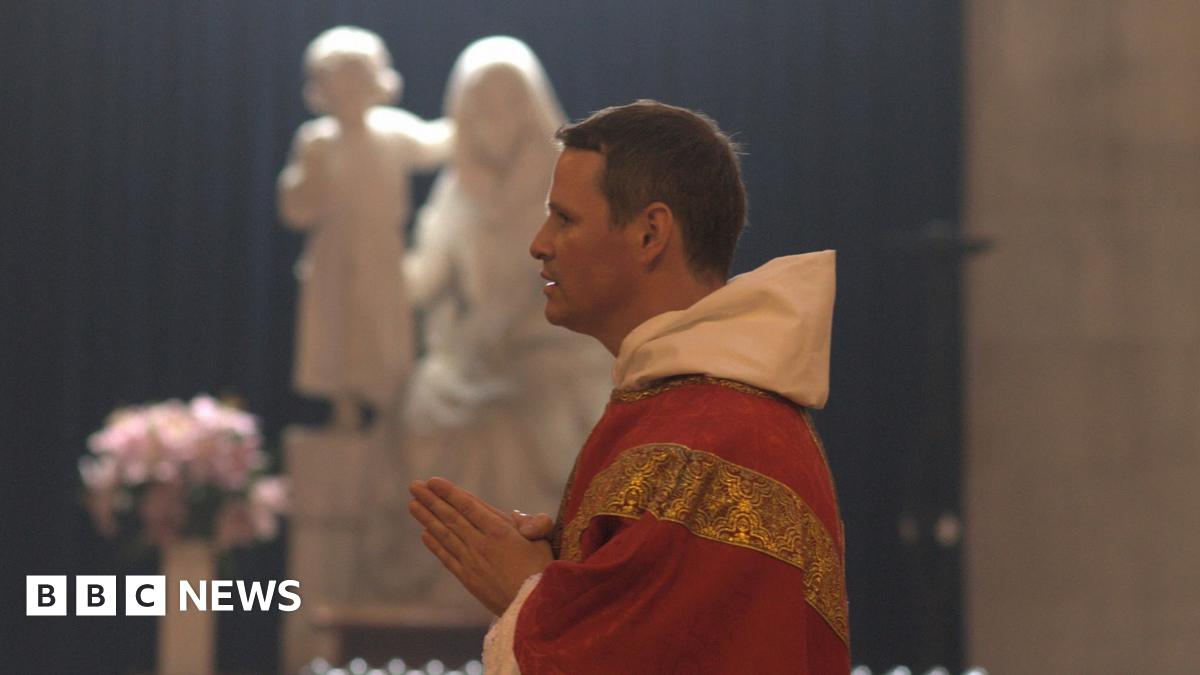 Former Manchester United footballer ordained as priest - BBC News