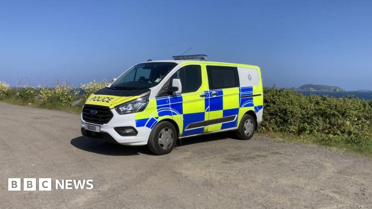 Guernsey Police go on inappropriate behaviour course - BBC News