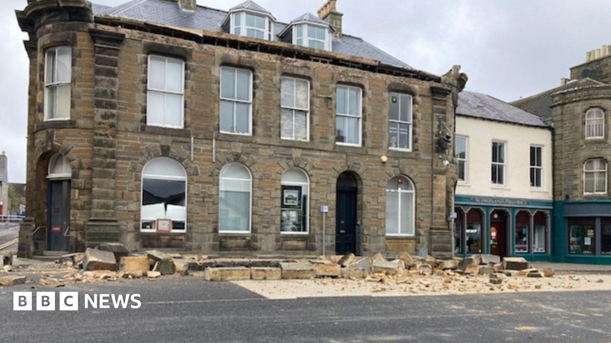 Stone blocks collapse onto road from bank building in Thurso - BBC News
