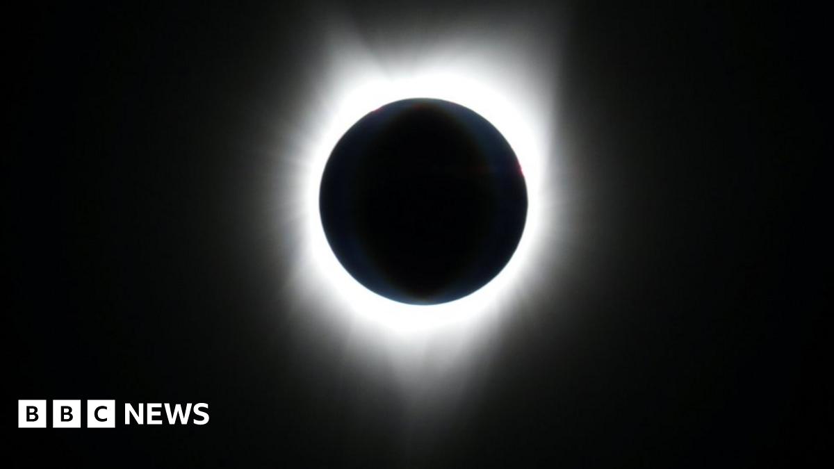 Solar eclipse 2017: Chasing the moon's shadow at 40,000ft - BBC News