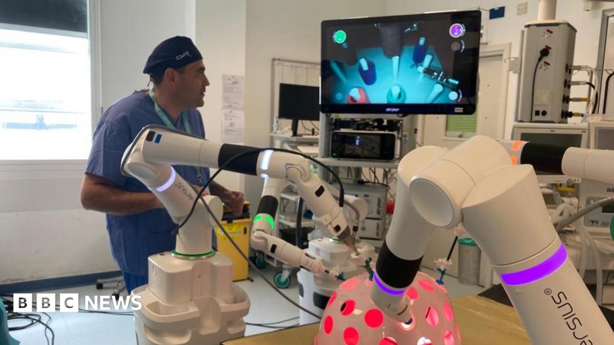 New surgical robot used for first procedures in Swindon - BBC News