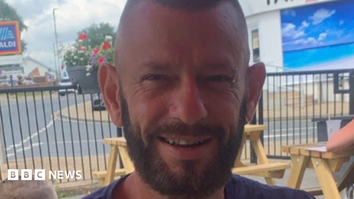 Creswell: Murder investigation after man assaulted near pub - BBC News