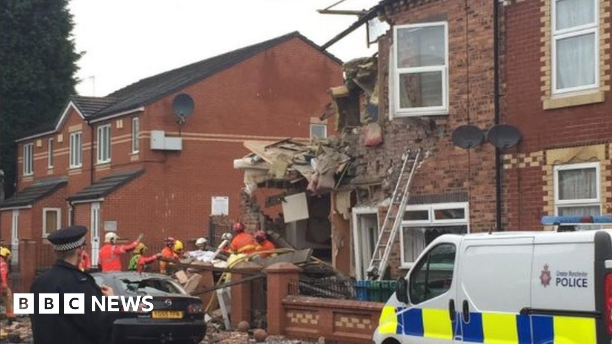 Man jailed for Manchester gas blast suicide bid - BBC News