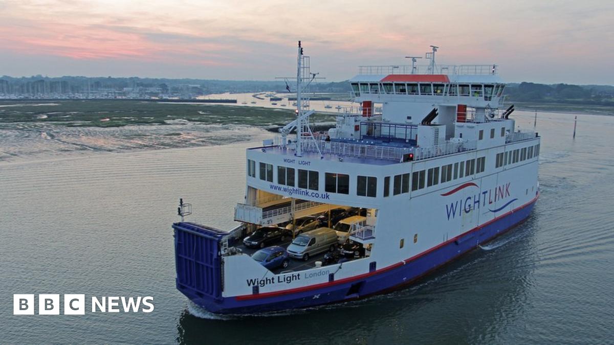Loss of captains blamed for poor Wightlink service - BBC News