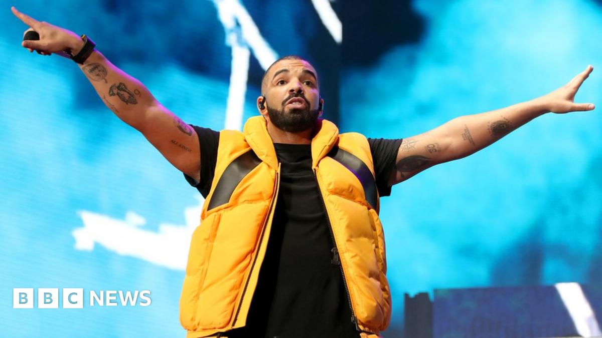 Drake surprises a Miami student with a $50k scholarship - BBC News