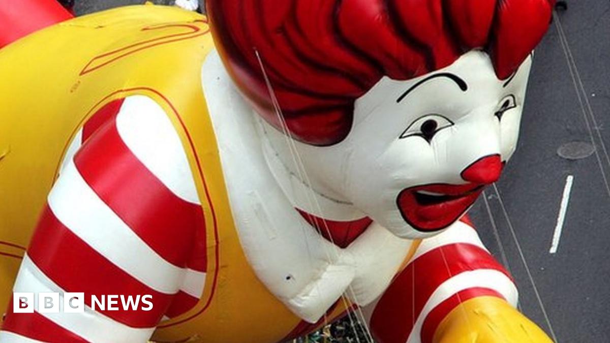 Creepy clown craze: McDonald's mascot to limit appearance - BBC News