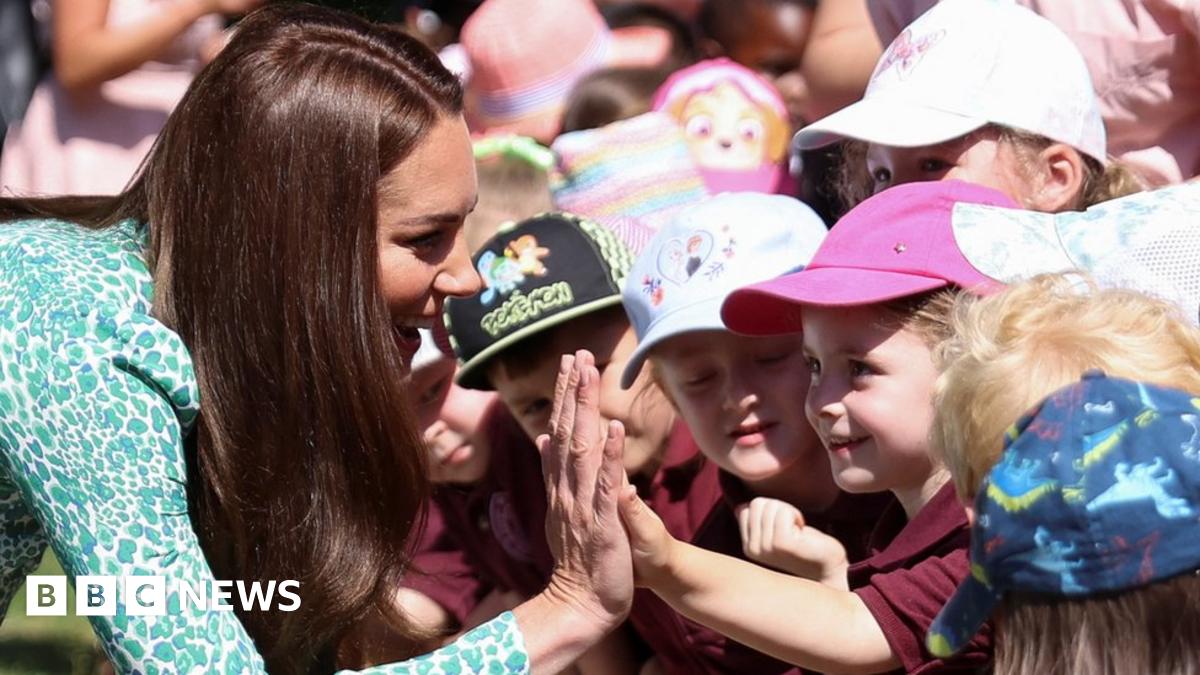 Kate meets Nuneaton NHS staff studying distress in babies - BBC News